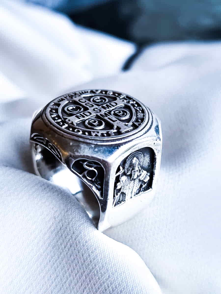 Anillo Premium San Benito – Reyes Joyas